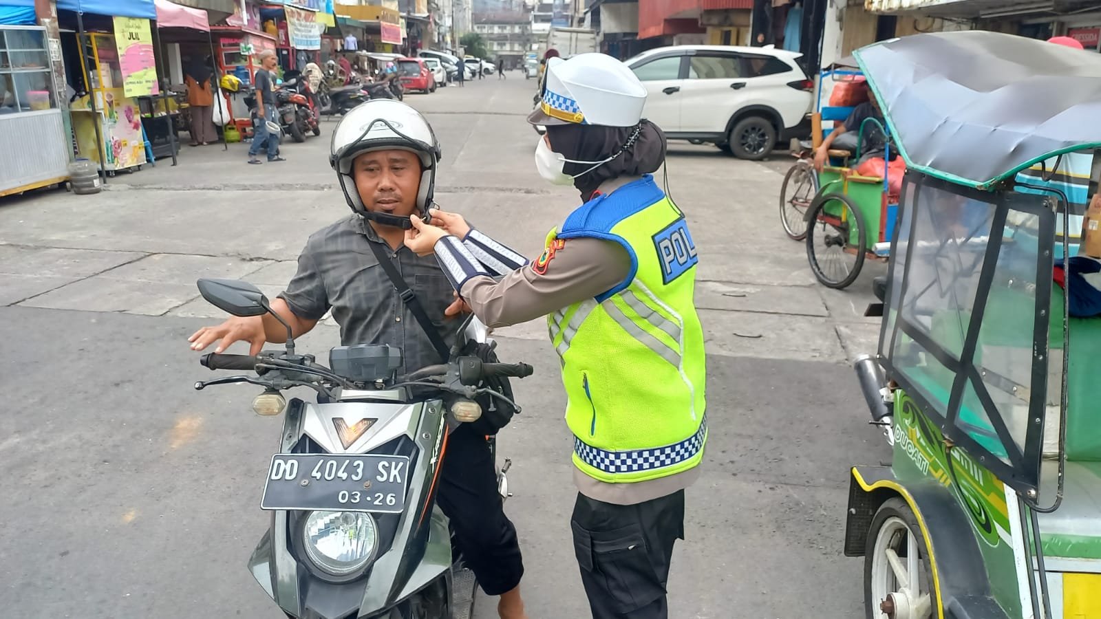 SOROTMAKASSAR.COM - Ingatkan Klik Helm dan Kenakan Safetybelt, Satlantas Rutin Berikan Imbauan ...